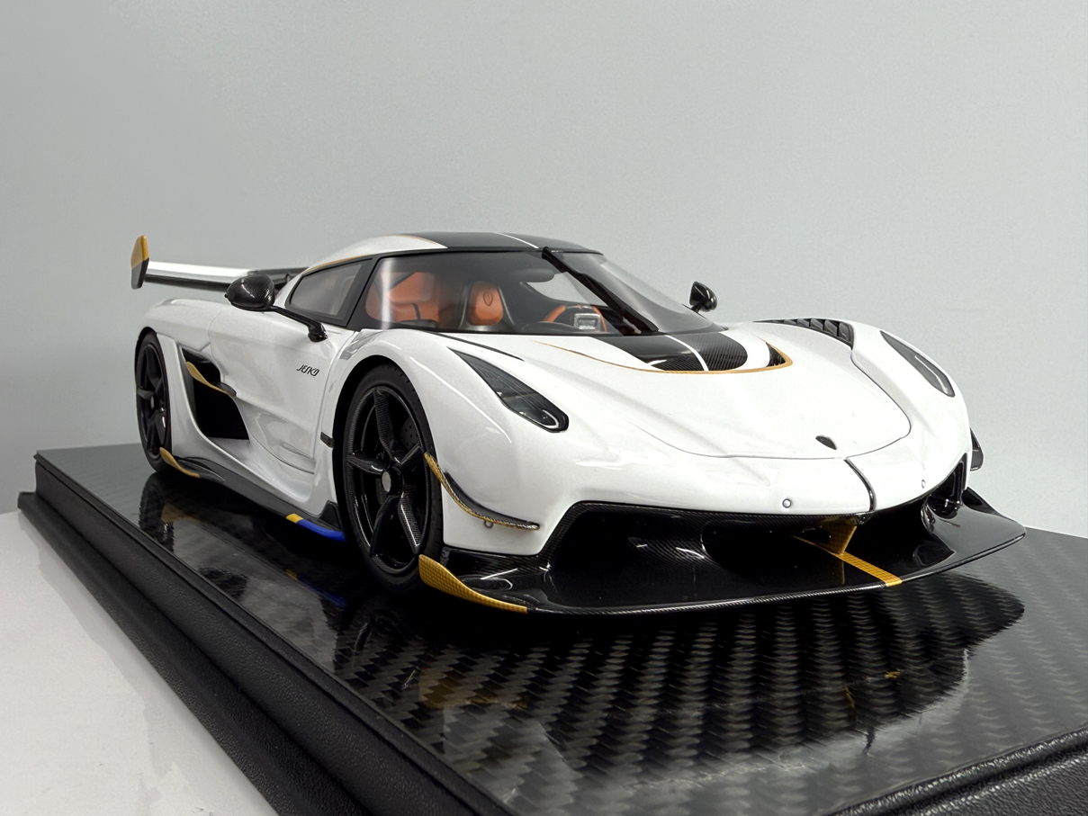 Koenigsegg Jesko (Crystal White) 1/18 FrontiArt F149-188