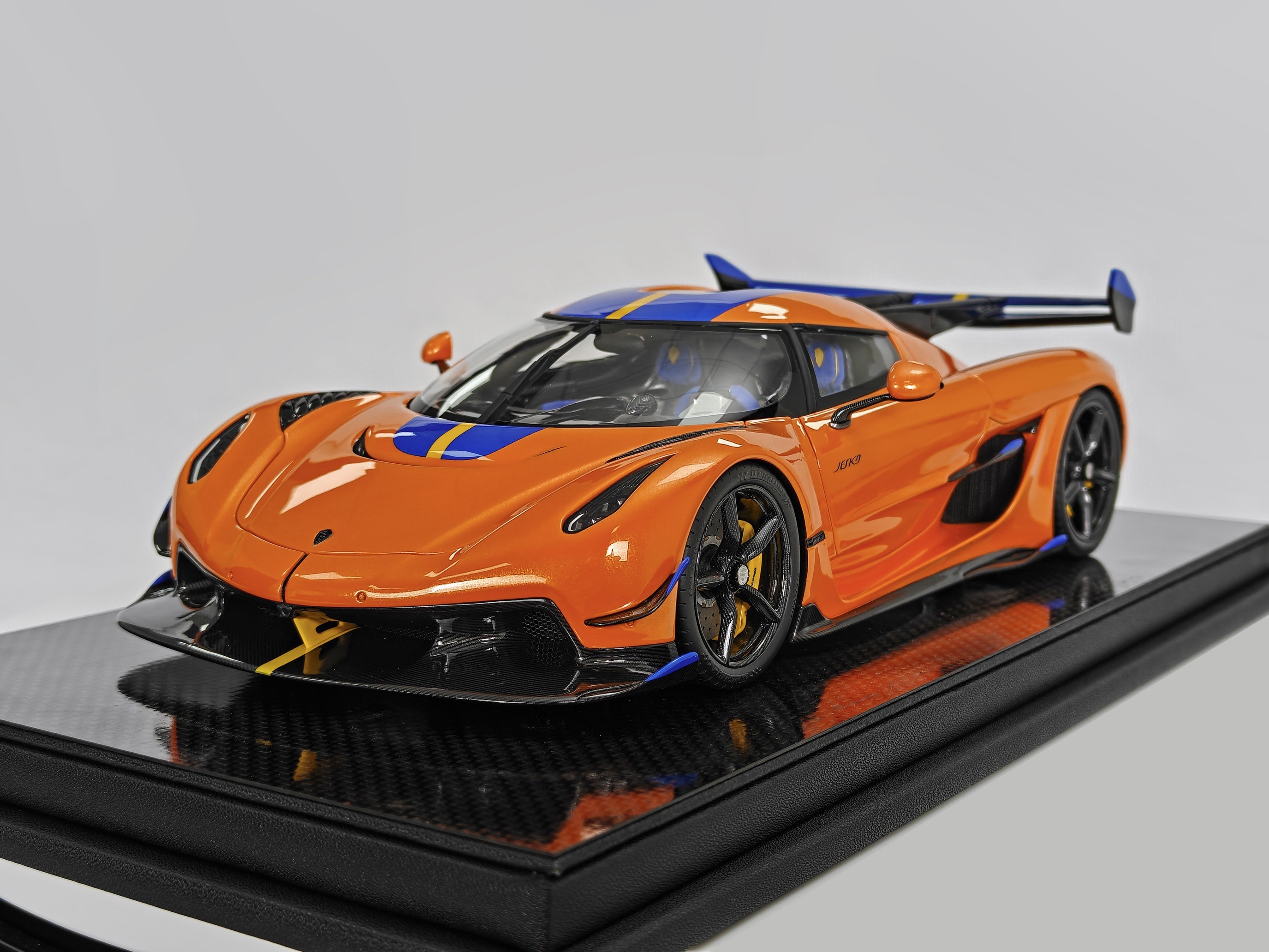 Koenigsegg Jesko (Tang Orange) 1/18 FrontiArt F166-158
